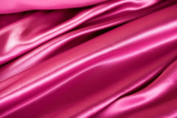Tessuto Crepe Satin Fuxia in seta per abbigliamento