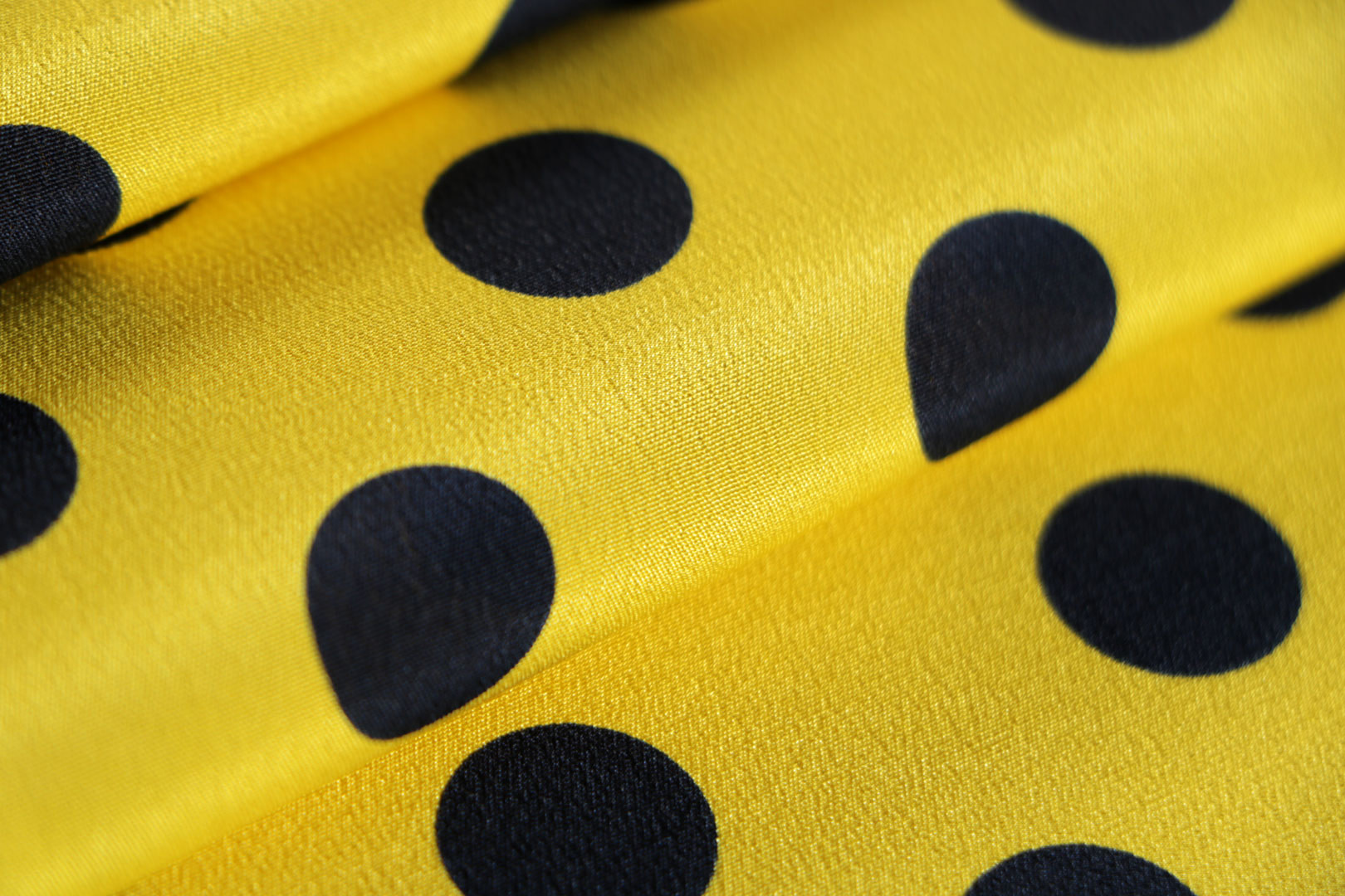 Tessuto Crêpe de Chine di Seta a Maxi Pois ST000730 per Abbigliamento