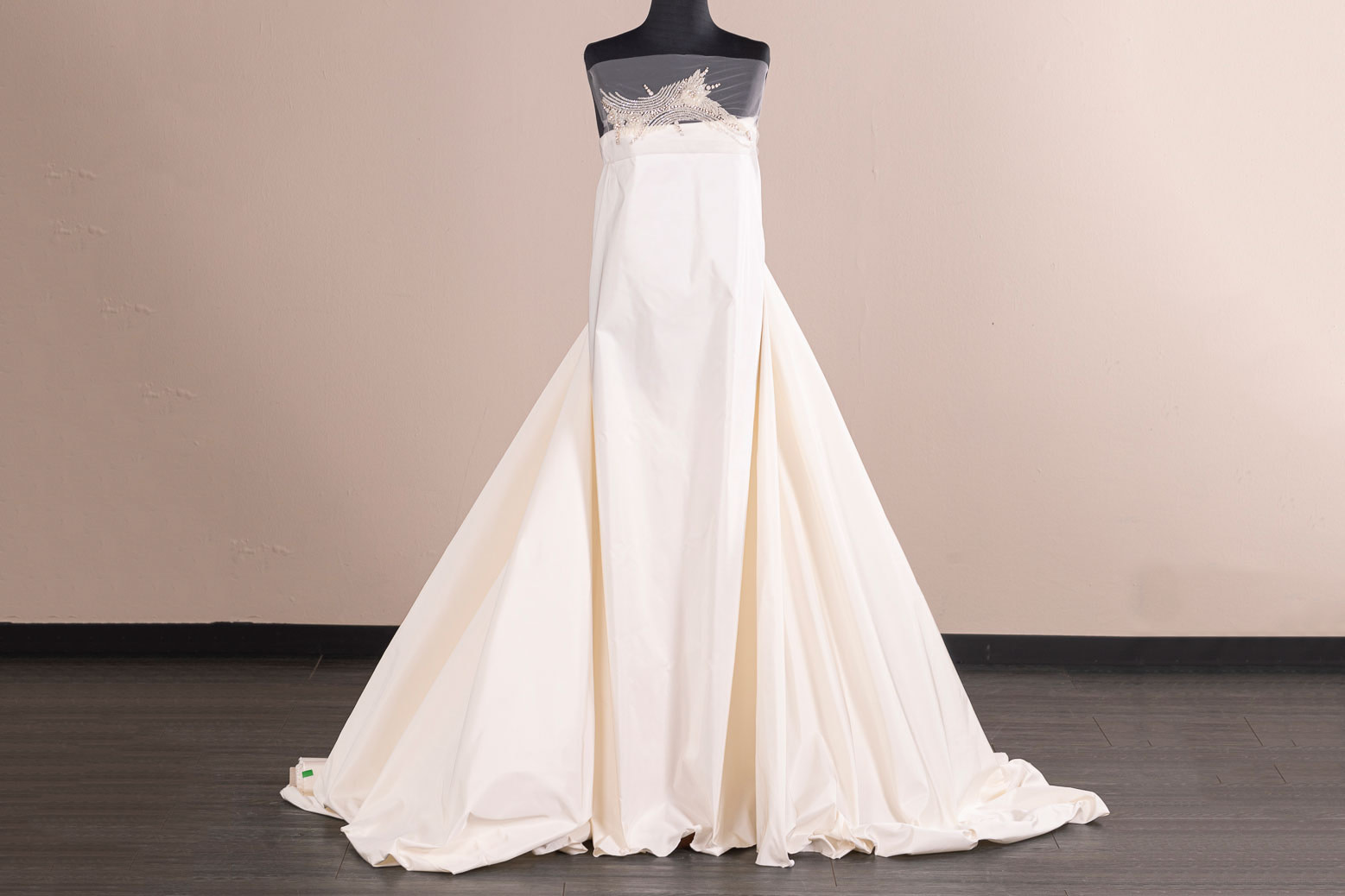 White faille fabric in pure silk with thin ribbing for dressmaking