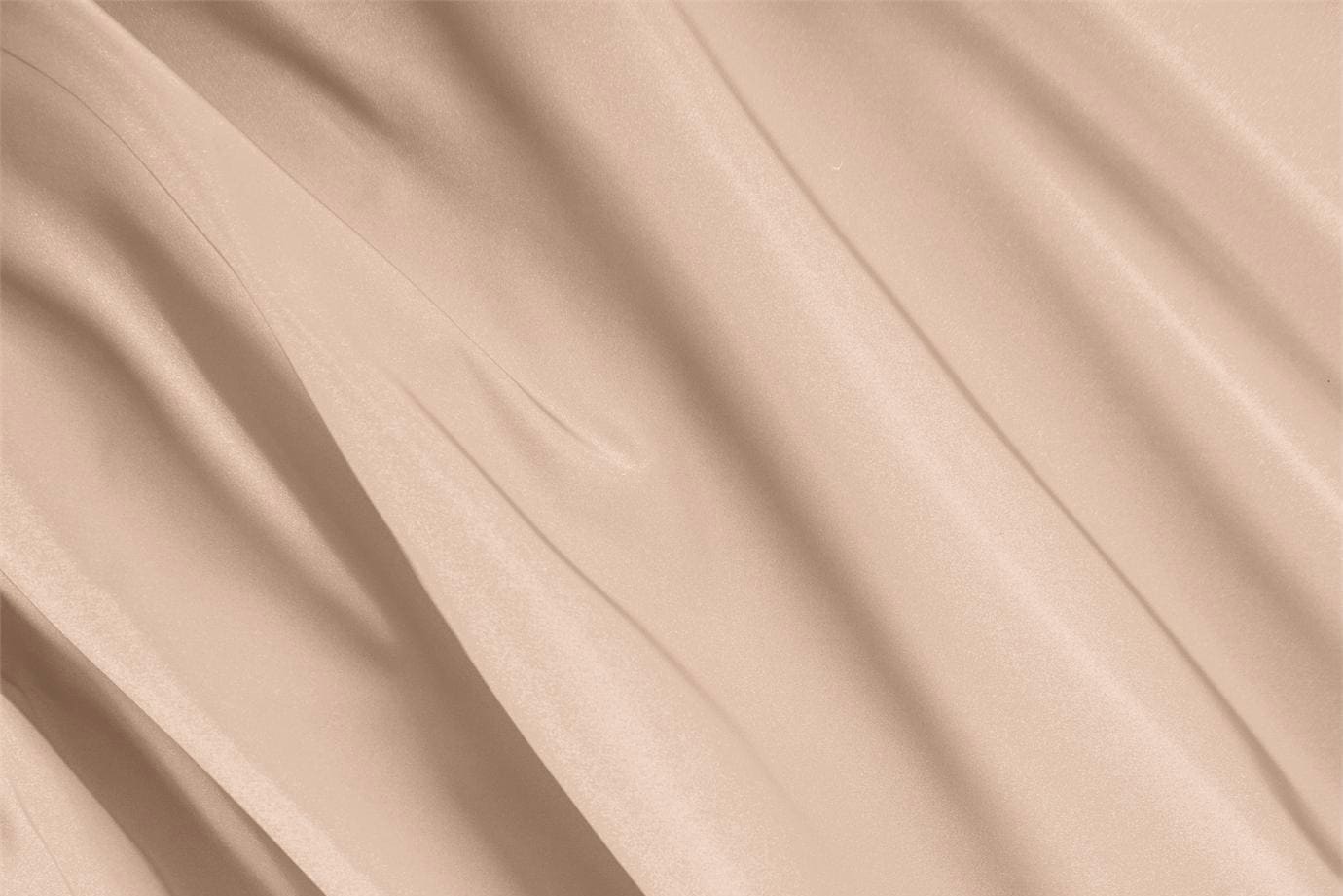 Tessuto Radzemire Beige Pesca in Seta per abbigliamento